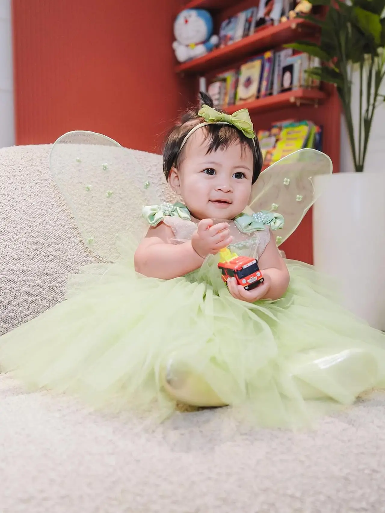 5 Potret Terbaru Baby Lily Bergaya Peri Ditemani Raffi Ahmad, Caption ...