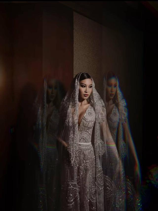 Gaun Resepsi Pernikahan Patricia Gouw Bertabur Ribuan Swarovski Seberat ...