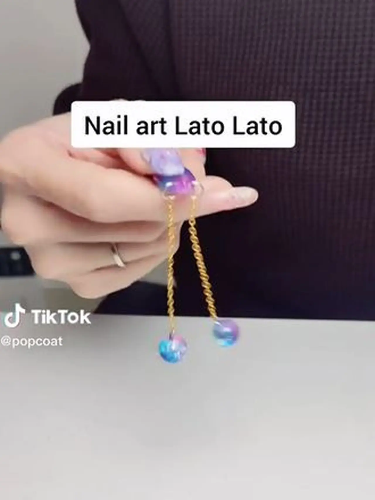 Nyeleneh, Pria Ini Bikin Nail Art Latto-latto di Kuku - Hot Liputan6.com