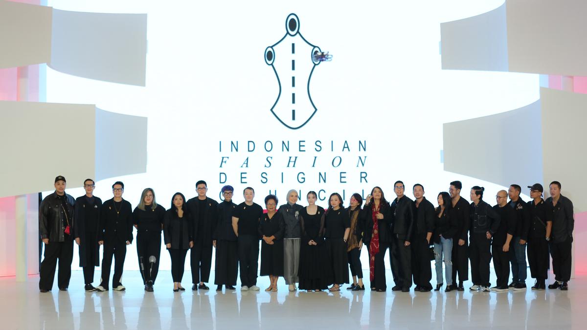 Parade Karya Bernuansa Hitam Putih Karya Para Desainer Indonesian ...