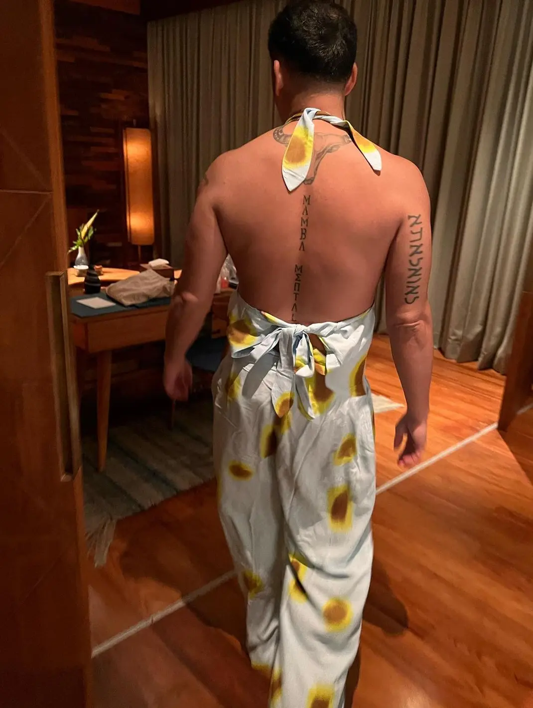 Penampilan Mario Lawalata Pakai Jumpsuit Backless, Sedot Perhatian ...