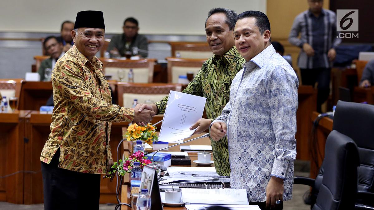 PHOTO: KPK Serahkan Daftar Barang Sitaan kepada Komisi III DPR - Foto Liputan6.com