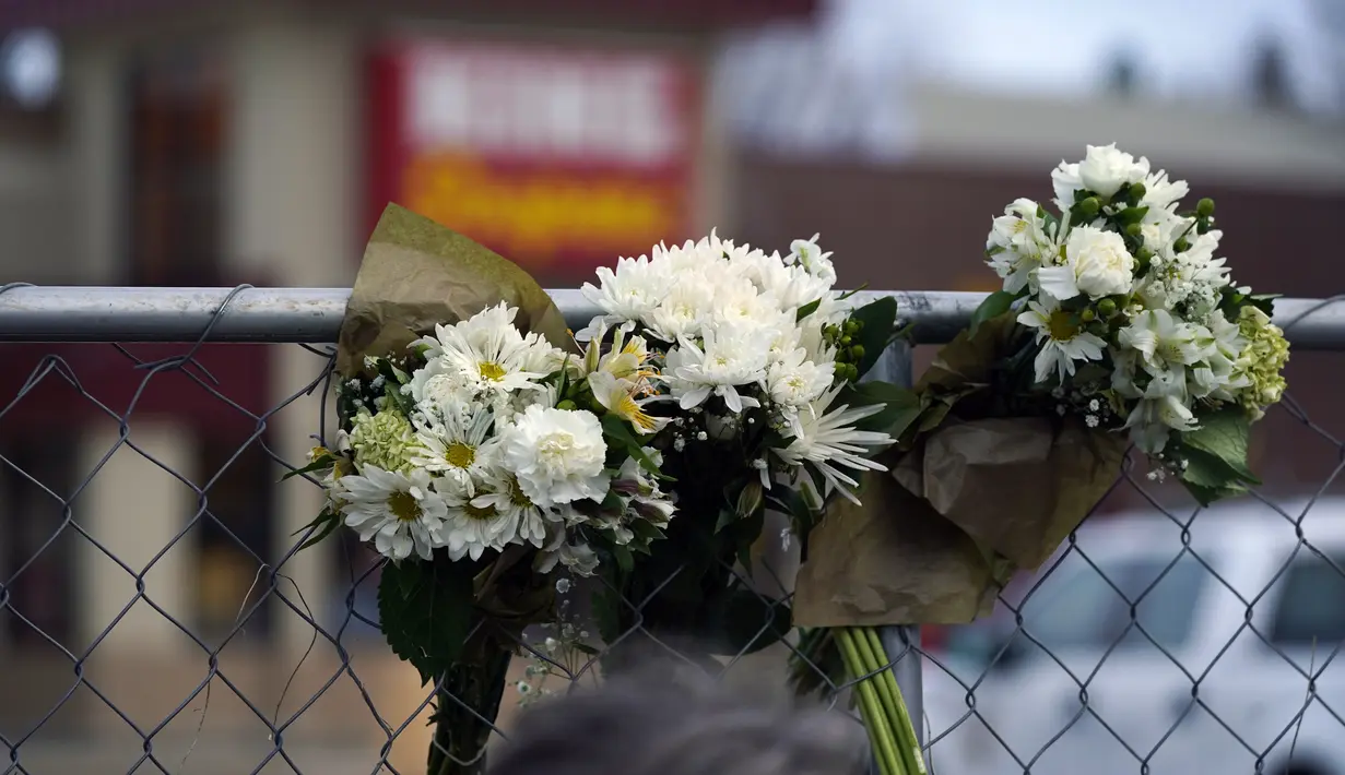 FOTO: Karangan Bunga untuk Korban Penembakan Massal di Colorado - Foto ...