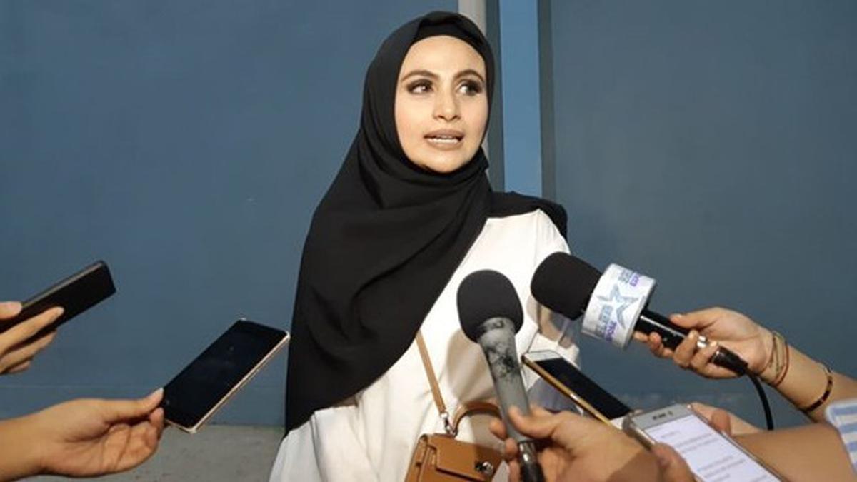 Asha Shara Putuskan Untuk Berhijab, Sang Ibu Menangis Haru - Islami ...