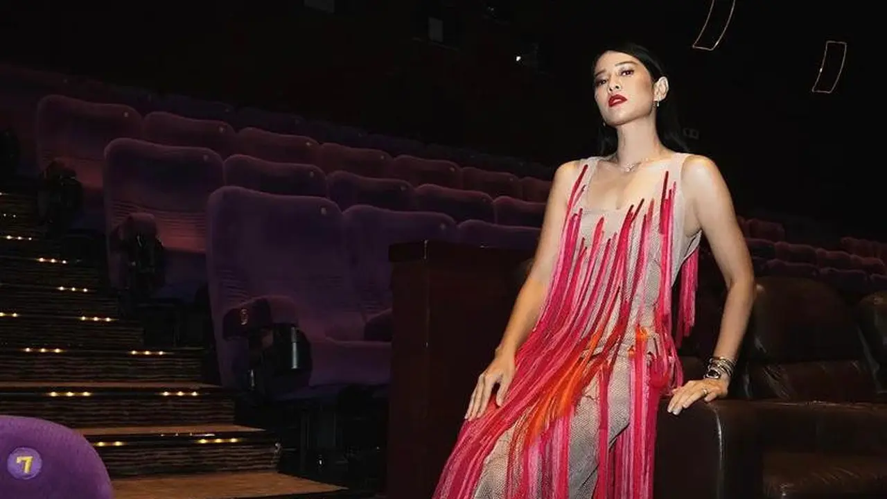 Pesona Garang Dian Sastro Sang Dewi Api Kenakan Gaun Nuansa Merah di ...