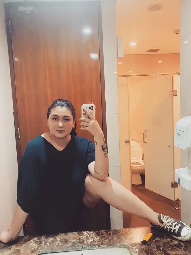 7 Potret Talitha Curtis Pamer 8 Tato di Tubuh, Tato Ular Tanda ...