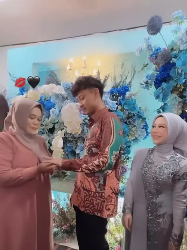 8 Potret Lamaran Cimoy Montok di Usia 19 Tahun, Haru Bahagia Pamer Cincin - Hot Liputan6.com