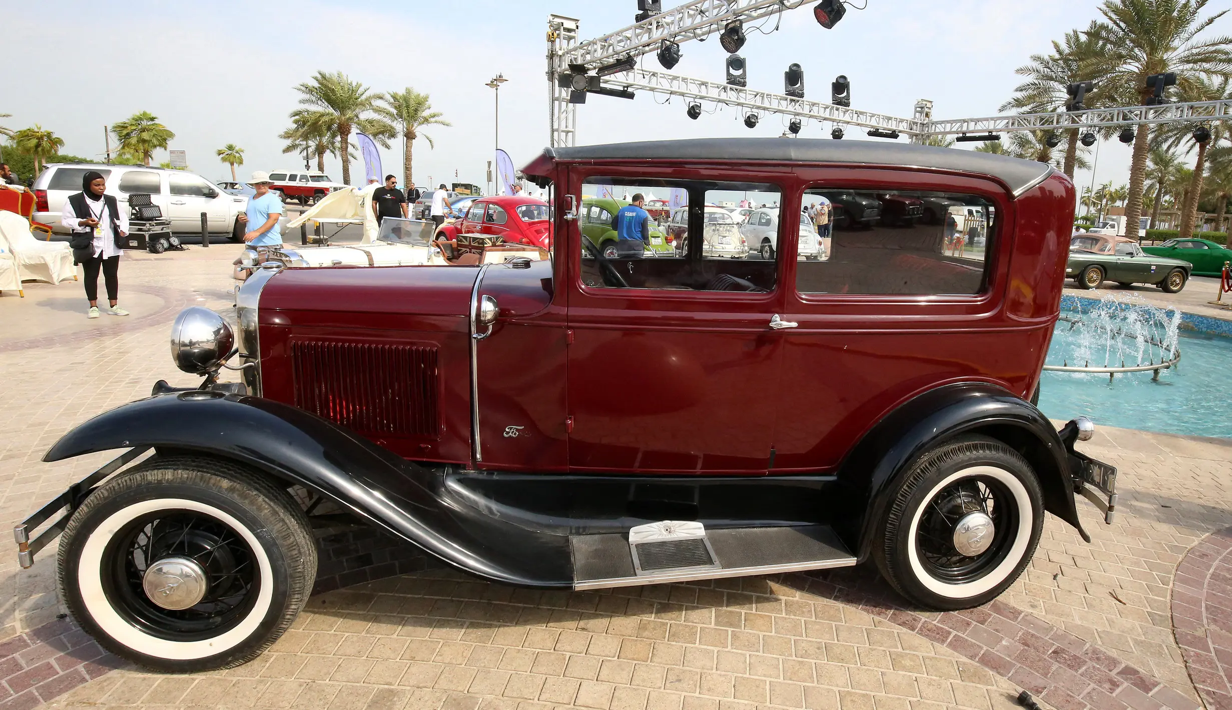 FOTO: Deretan Mobil Klasik Dipamerkan di Kuwait - Foto Liputan6.com