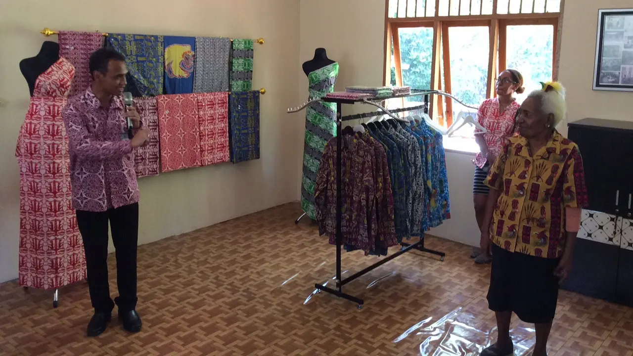 Kegigihan Perempuan Papua dalam Goresan Canting Batik Sentani ...