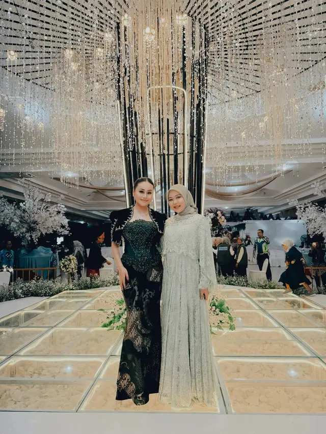 5 Potret Model Gamis Selfi Yamma di Pernikahan Rara LIDA, Anggun Memesona