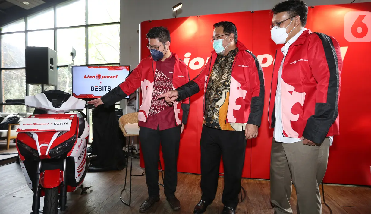 FOTO: Kurangi Polusi Udara, Lion Parcel Jalin Kerjasama dengan Gesits ...