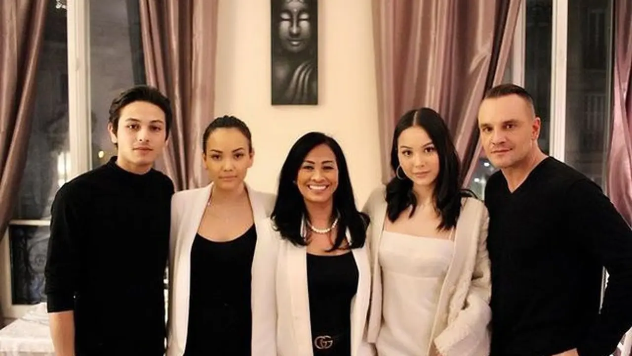 10 Potret Cantik Risa Dewi, Ibunda Alyssa Daguise yang Punya Gaya Menawan