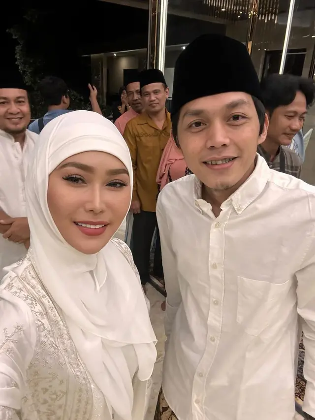 6 Potret Gus Iqdam dan Artis Indonesia dari Inul Daratista Hingga Dewa ...