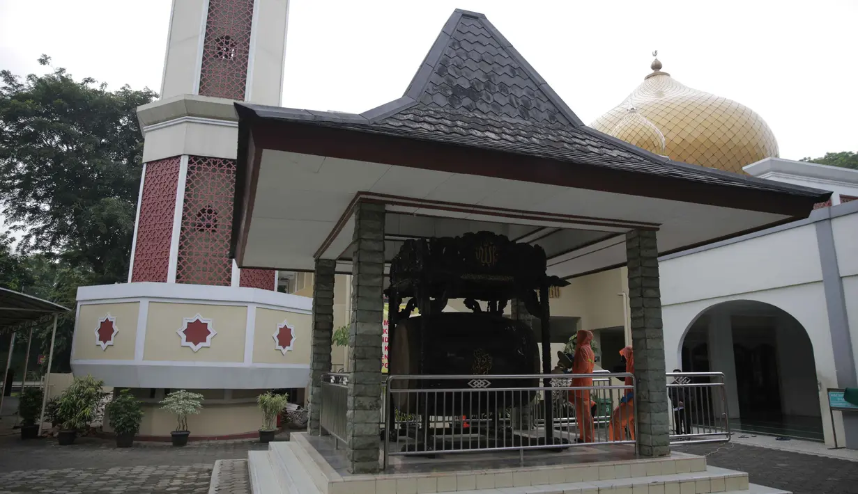 FOTO: Masjid dan Kelenteng di TMII Disemprot Disinfektan Cegah COVID-19 ...