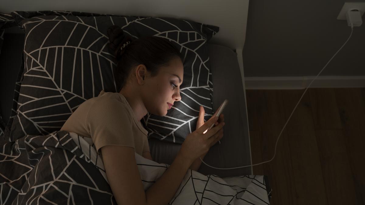 5 Bahaya Sering Main Gawai Sebelum Tidur, Salah Satunya Berisiko Stres - Health Fimela.com