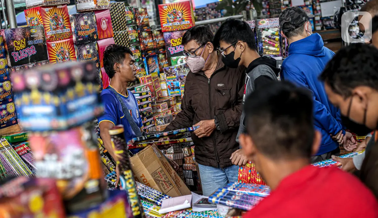 Jelang Tahun Baru, Pedagang Kembang Api Musiman Penuhi Pasar Asemka ...