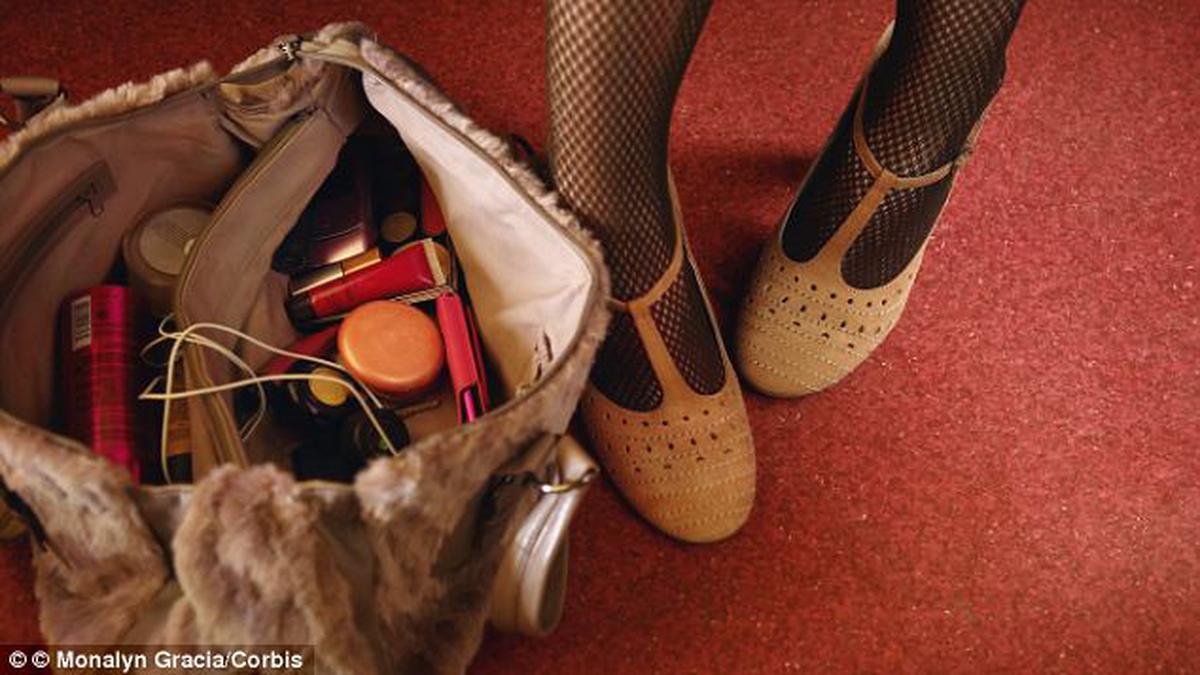 4 Barang Wajib yang Selalu Ada di Dalam Tas Wanita - Fashion & Beauty ...