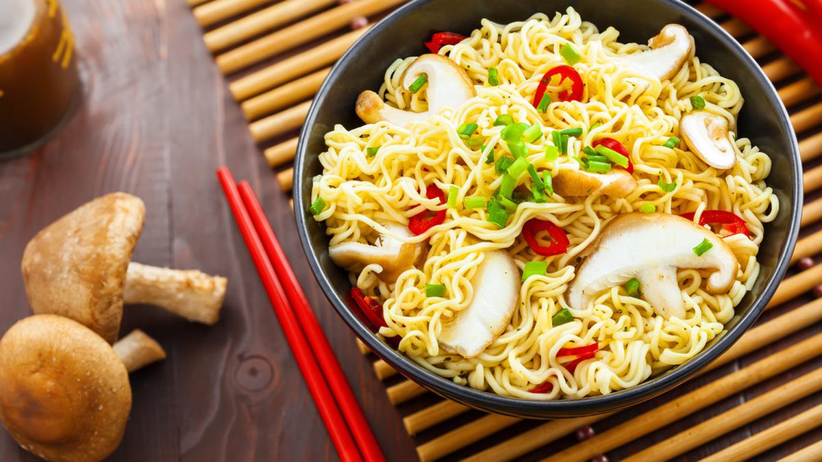 Resep Mie Kuah Jamur Kancing yang Gurih Lezat - Food Fimela.com