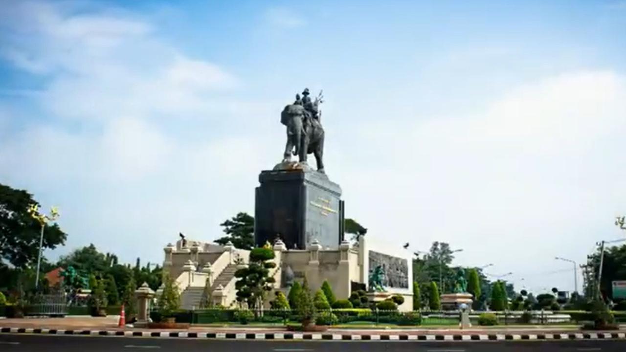 Unggah Foto Angkat Rok Berlatar Patung Raja Rama I, Model Thailand ...