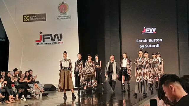 Debut Wastra Farah Button, Ready To Wear Gaya Victorian Berpadu Tenun ...