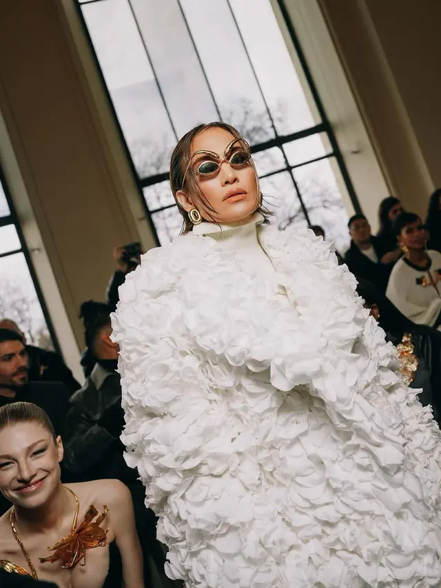 Potret Jennifer Lopez Curi Perhatian di Paris Fashion Week 2024 dengan ...