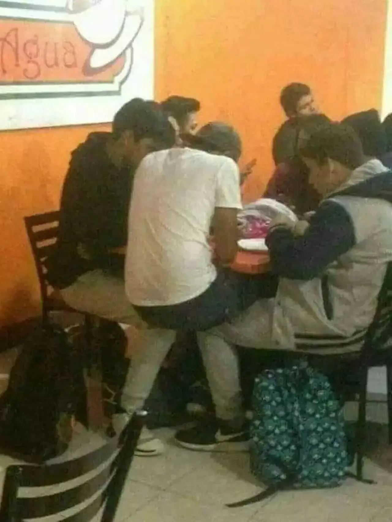 6 Foto Ini Jadi Bukti Kompaknya Pertemanan Cowok, Kocak - Hot Liputan6.com