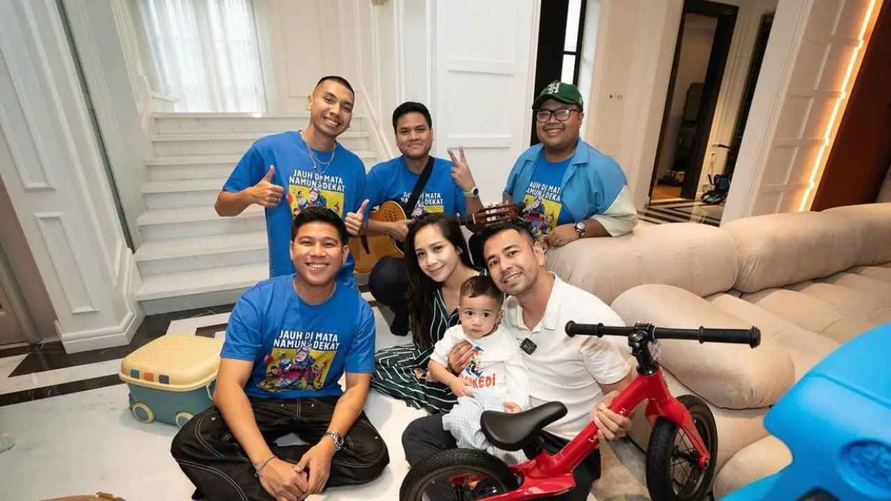 Perayaan Ulang Tahun Rayyanza Cipung yang ke-2, Dapat Kue Raksasa dan Mesin Traktor Mini ...