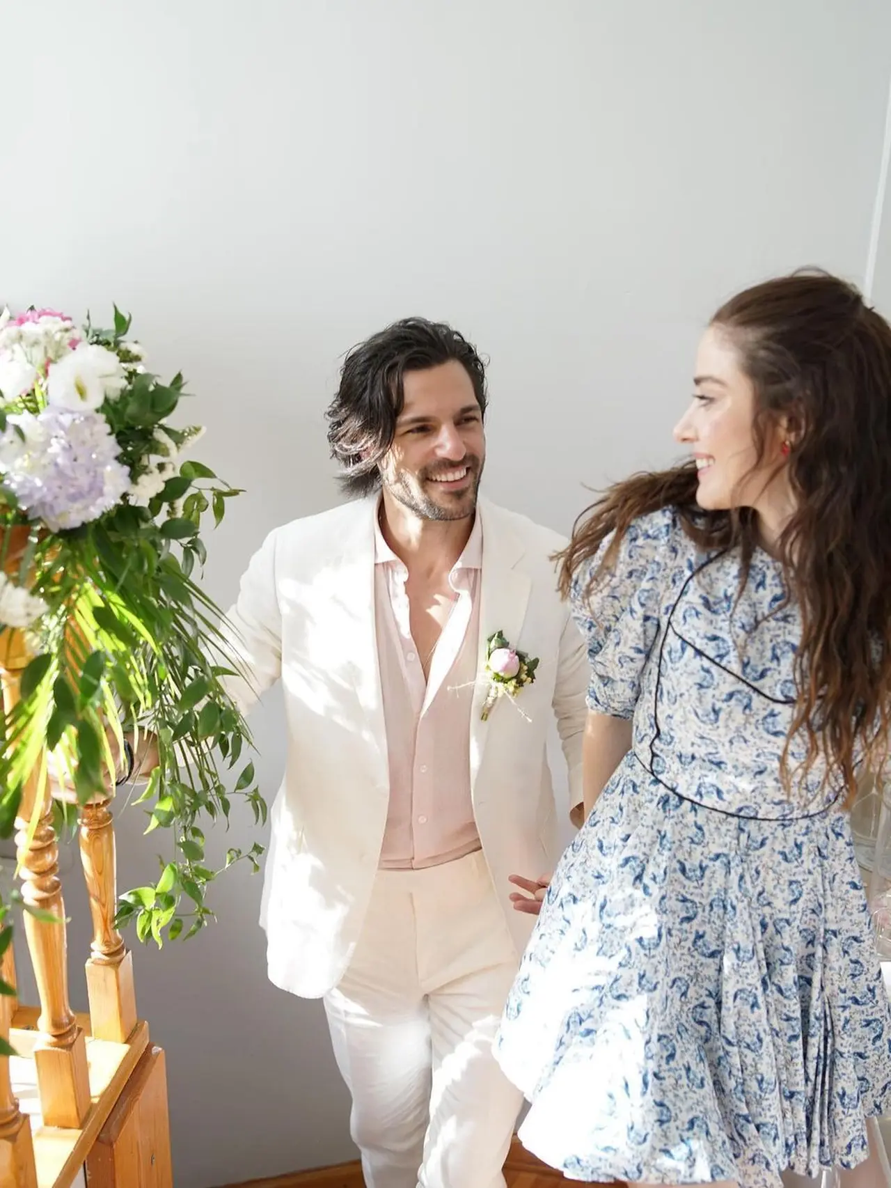 5 Potret Pertunangan Serkan Cayoglu dan Ozge Gurel, Bintang Serial Turki Cinta di Musim Cherry ...