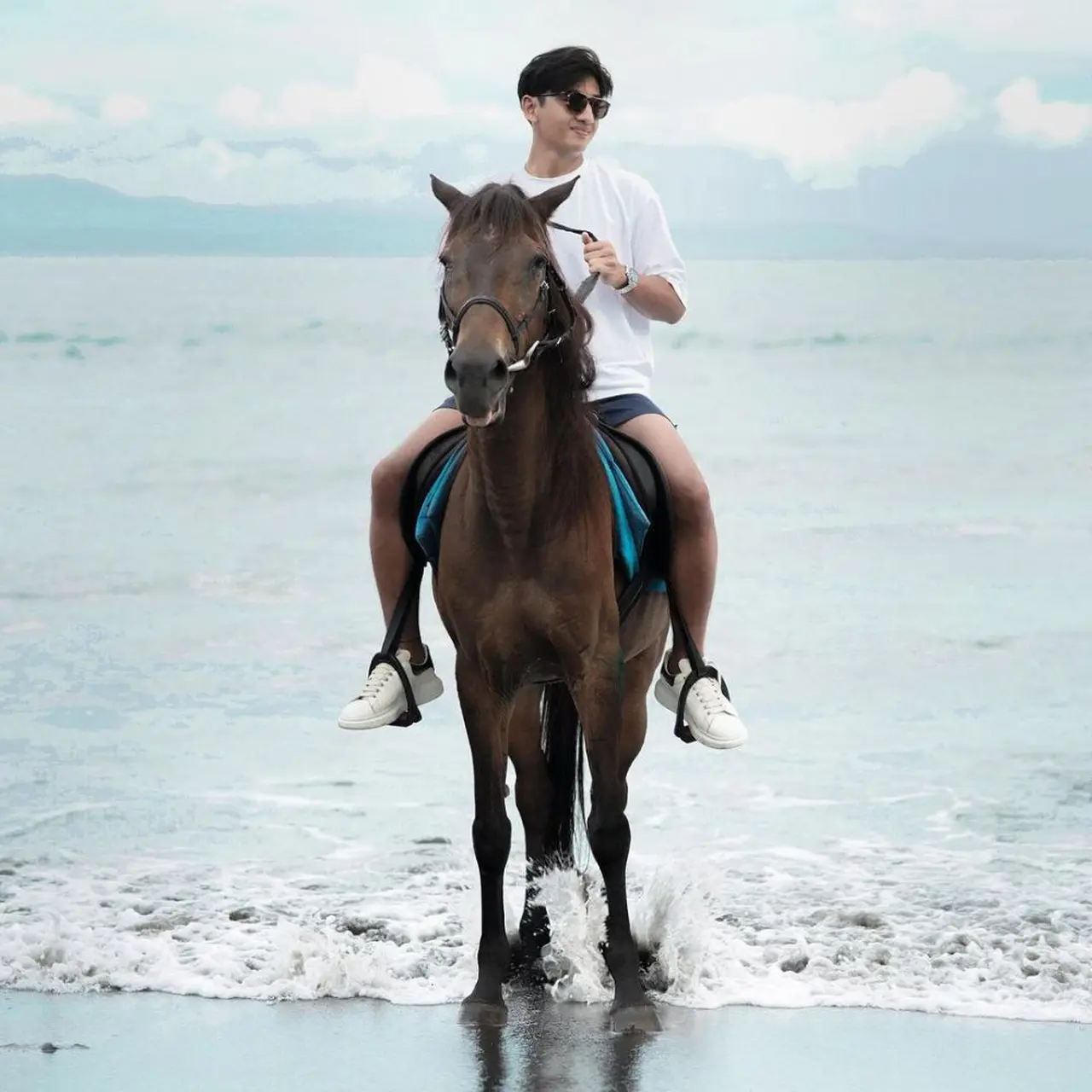 5 Potret Artis Pria Indonesia Saat Berkuda