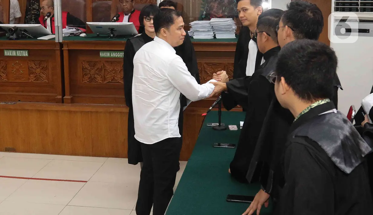 Sujud Syukur dan Tangis Keluarga AKBP Arif Rahman Usai Divonis 10 Bulan ...