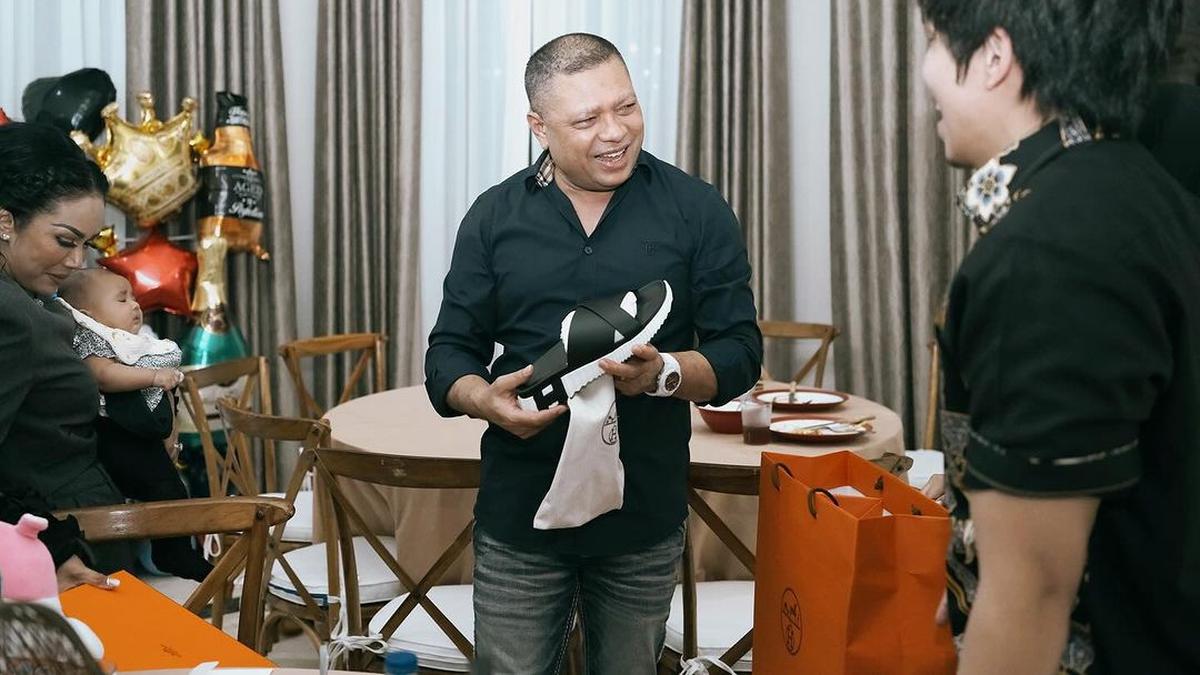 6 Potret Raul Lemos Pesta Ultah ke-54 Bareng Aurel Hermansyah dan Atta ...