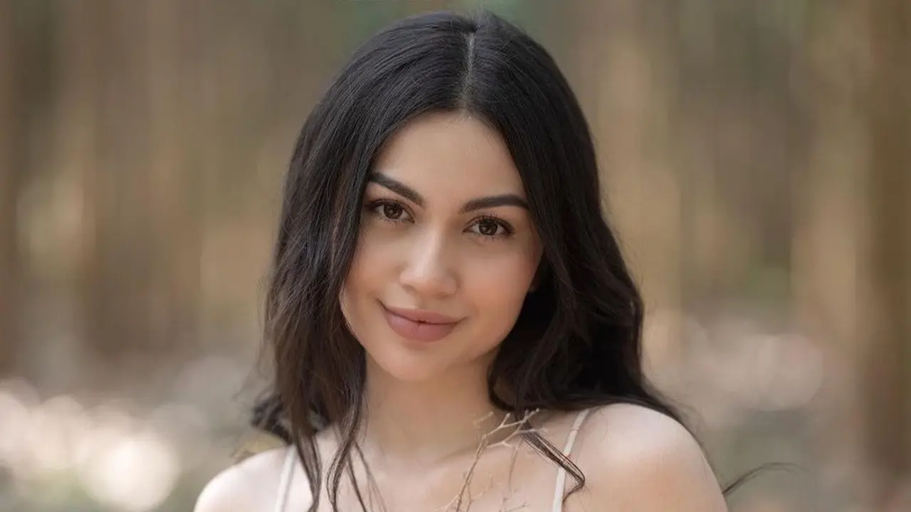 Ariel Tatum Tampil Anggun dan Memesona di Paris Fashion Week, Berikut ...