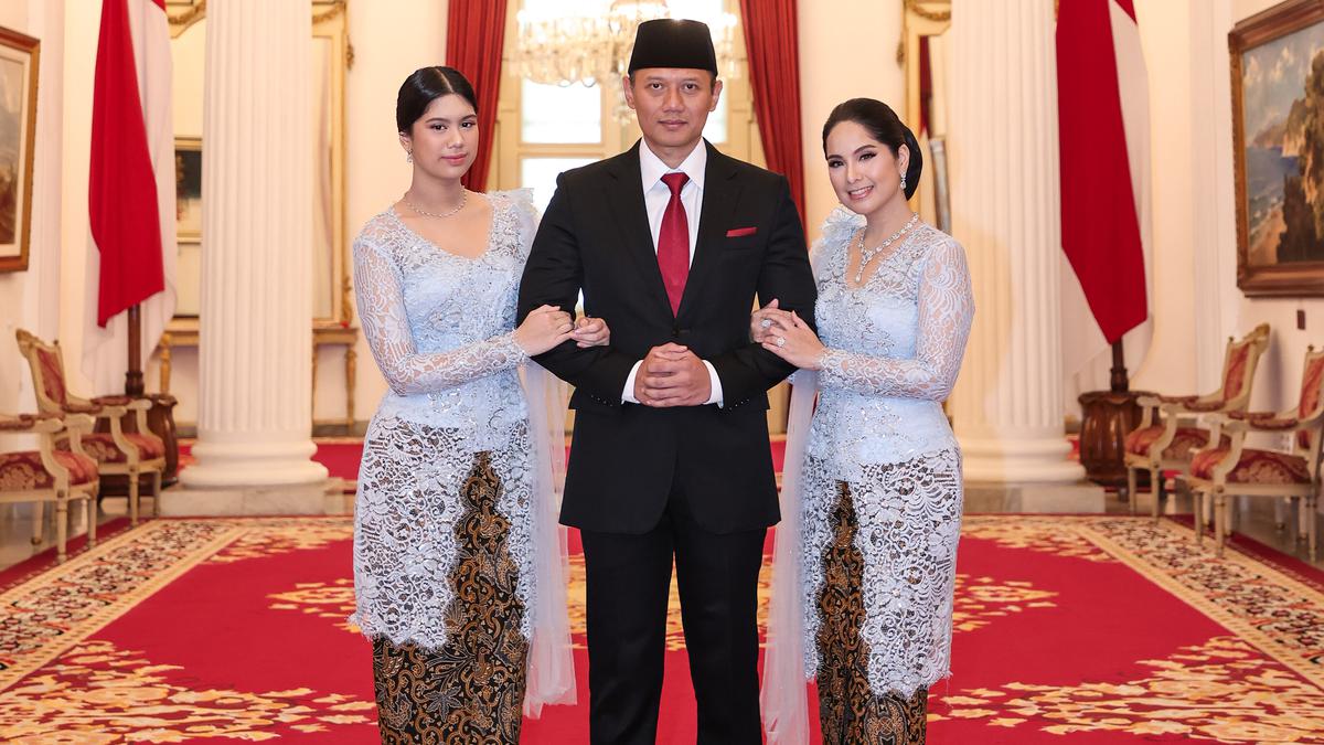 6 Gaya Kembar Annisa Pohan dan Almira Pakai Kebaya Berwarna Baby Blue, Setia Dampingi AHY ...