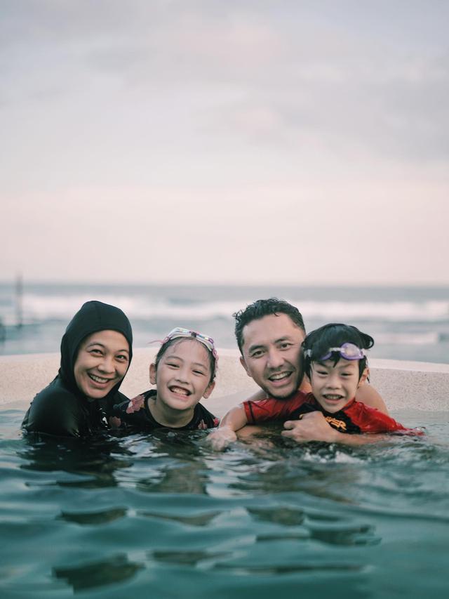 7 Potret Mesra Ananda Omesh dan Istri yang Kini Sudah 13 Tahun Bersama ...