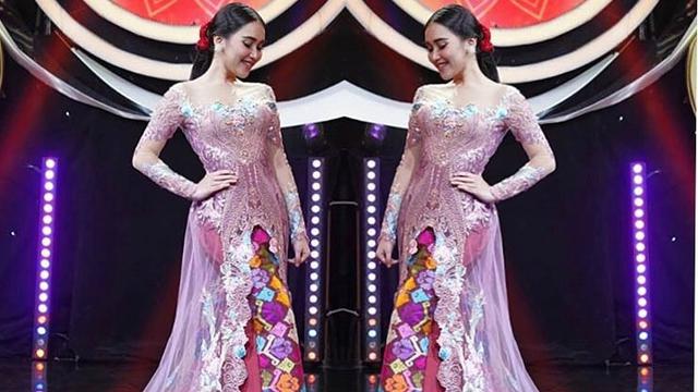 6 Potret Ayu Ting Ting Pakai Kebaya, Tampil Anggun dan Elegan - Hot Liputan6.com