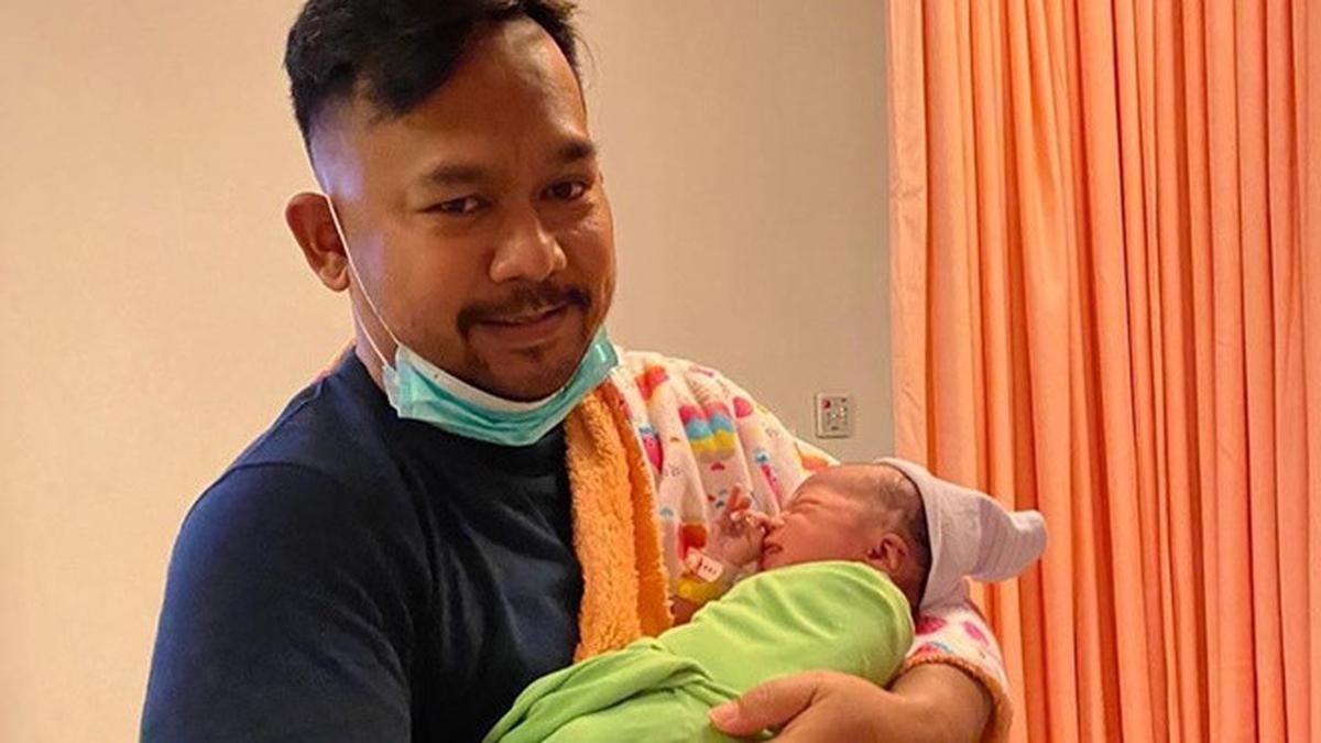 8 Tahun Menanti, Ini 5 Momen Bahagia Bedu Dikaruniai Anak Perempuan ...