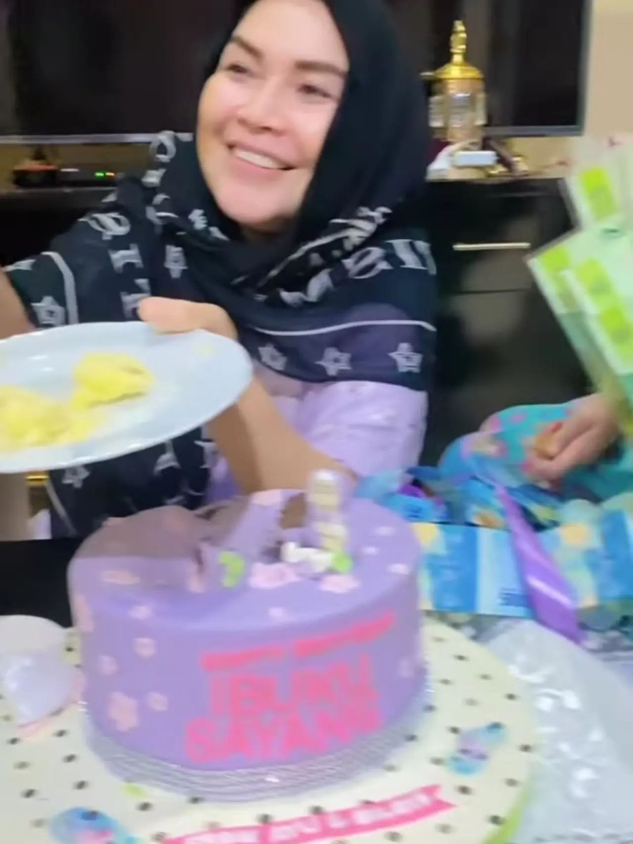 5 Potret Umi Kalsum Rayakan Ulang Tahun, Ayu Ting Ting Minta Maaf Kejutannya Sederhana - ShowBiz ...