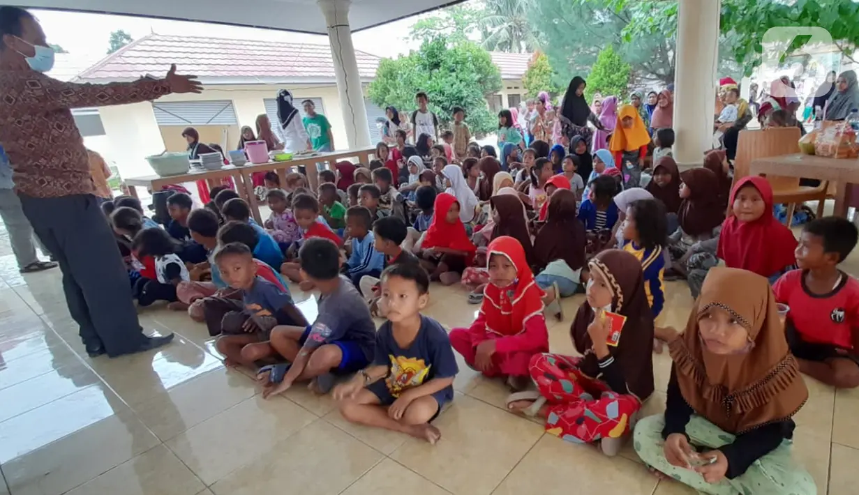 FOTO: Aksi Sosial JMI dan IFG Bantu Anak Nelayan - Foto Liputan6.com