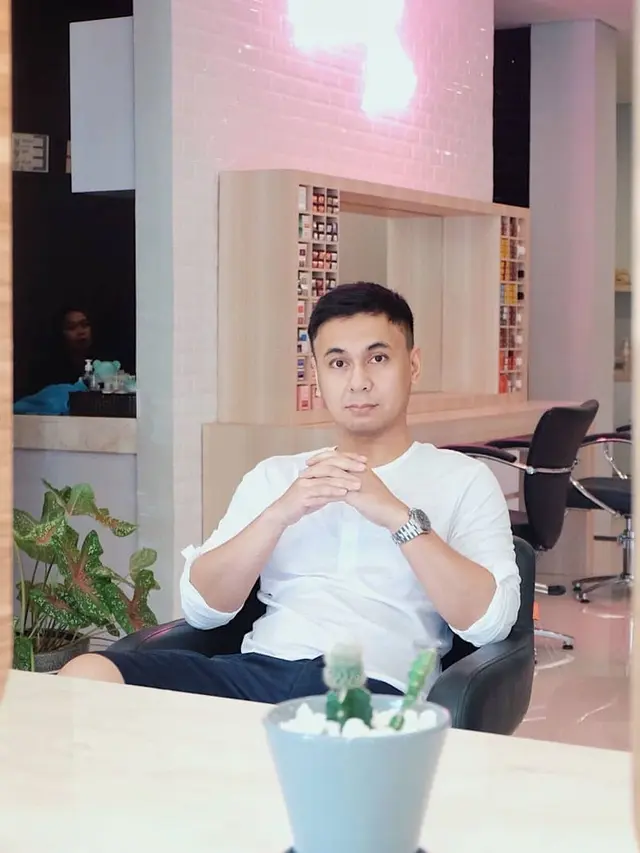 Nama Calon Anak Raditya Dika Cerminkan Profesi Penulis - ShowBiz ...