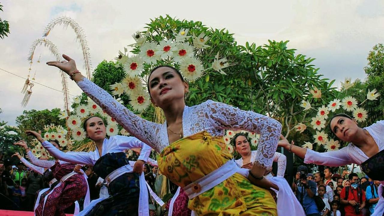 Mengenal Tradisi Perang Topat, Simbol Toleransi dan Persatuan di Lombok