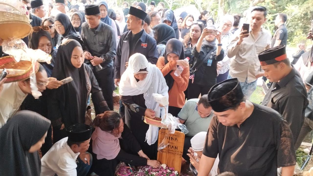 Billy Syahputra Dampingi Jenazah Mpok Alpa hingga Peristirahatan ...