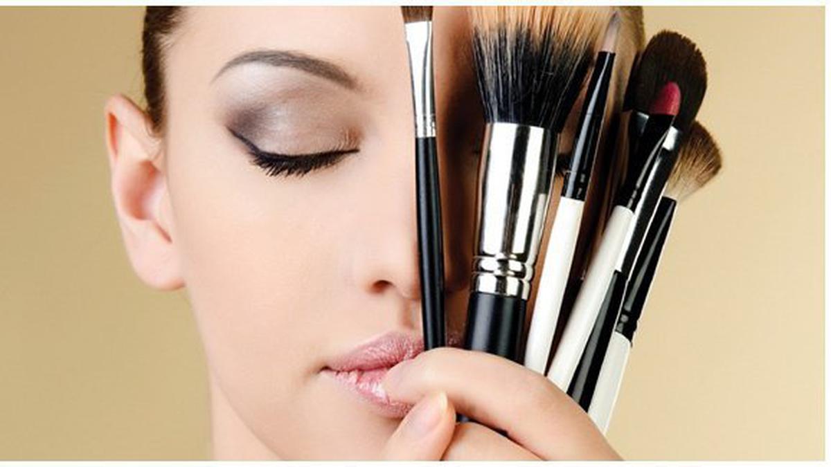 5 Aturan Makeup ke Kantor Agar Kamu Tak Jadi Bahan Omongan - Beauty ...