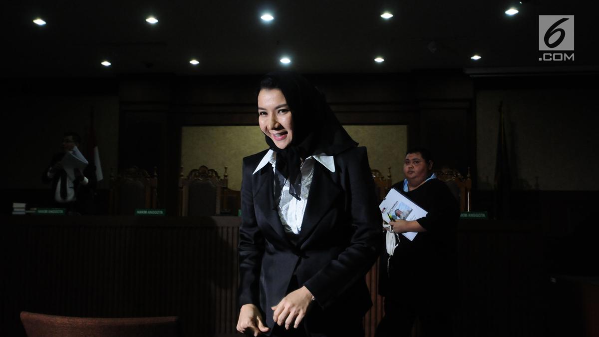 FOTO: Bersama Khairudin, Bupati Rita Widyasari Jalani Sidang Perdana ...