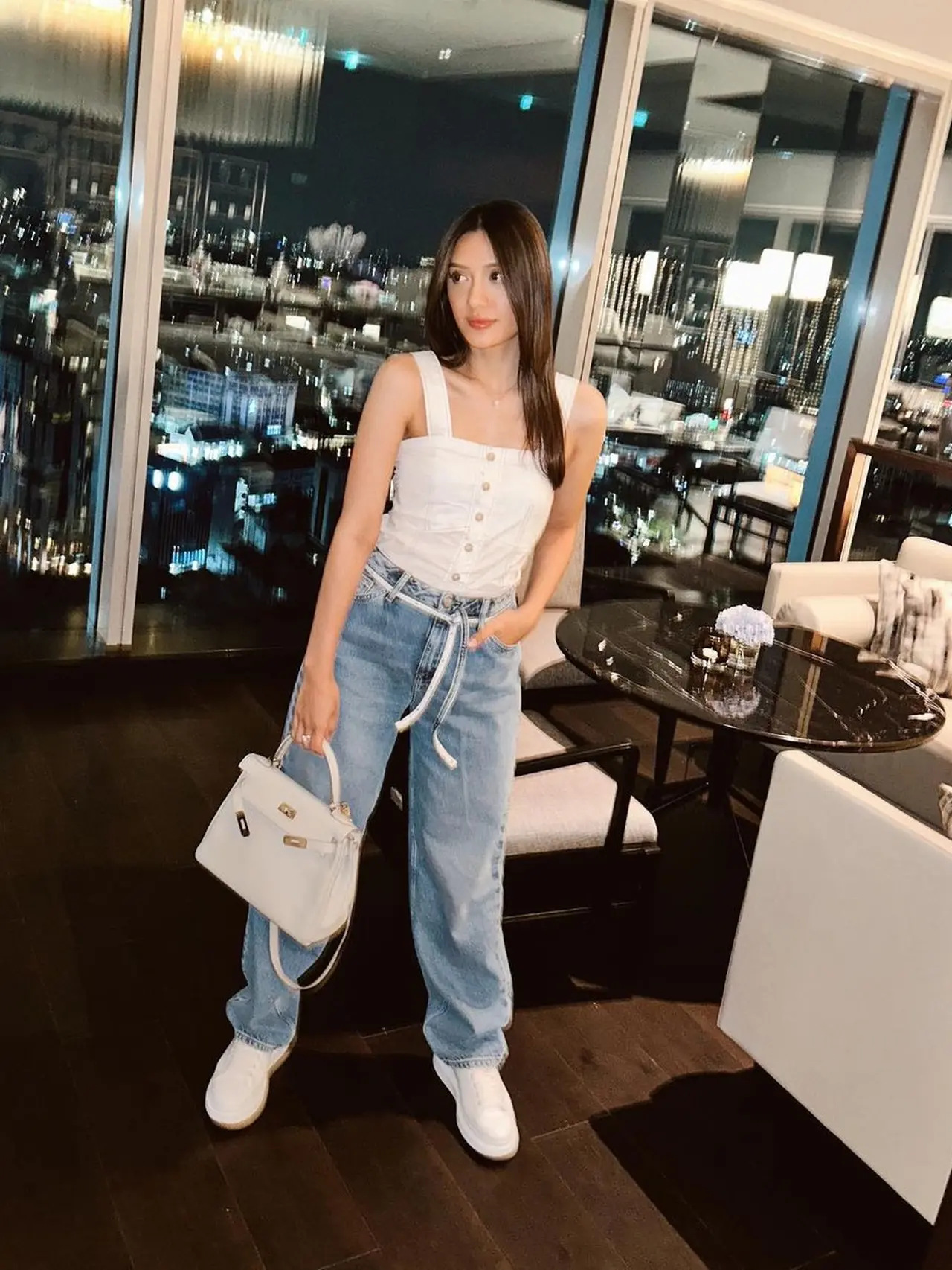 6 Gaya Anissa Aziza Padu Padankan Busana, Ibu Dua Anak yang Tetap ...