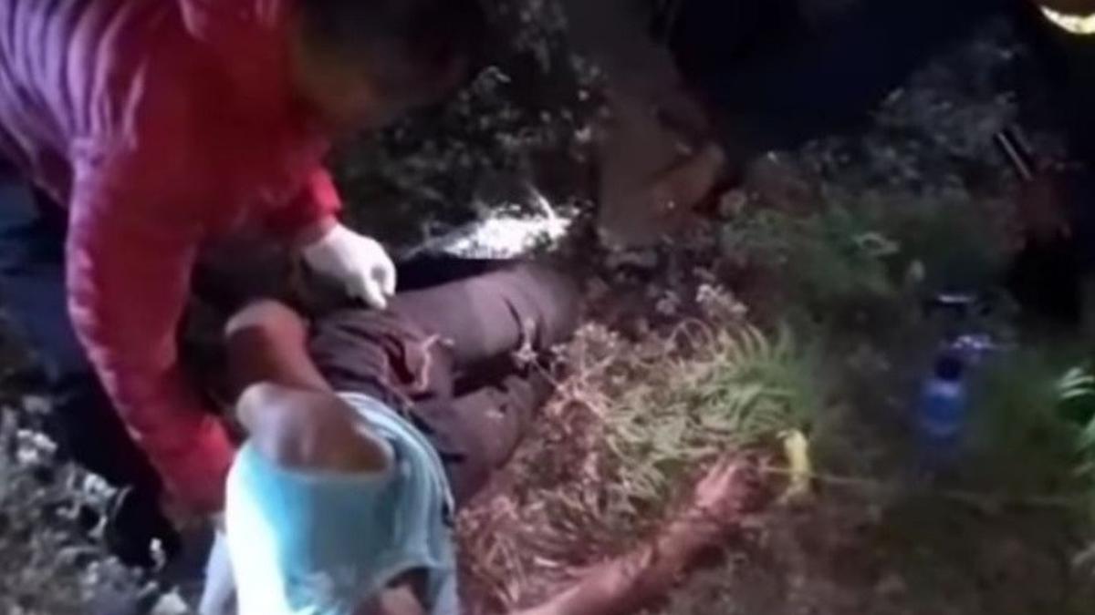 Petugas TNGR Evakuasi Pendaki Ilegal Asal Rusia yang Jatuh di Gunung ...