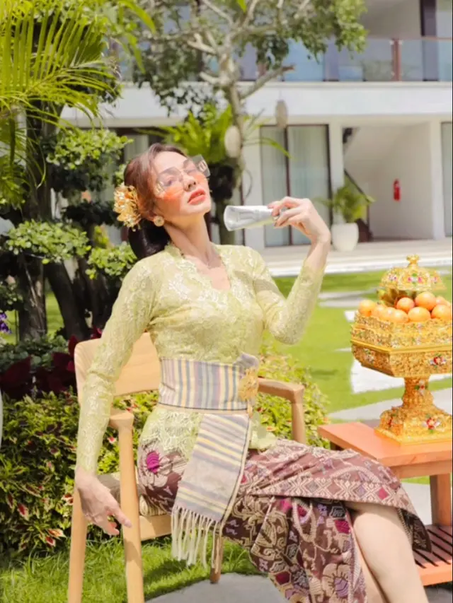 Potret Bunda Corla Tampil Anggun Pakai Kebaya Tradisional Bak Wanita ...