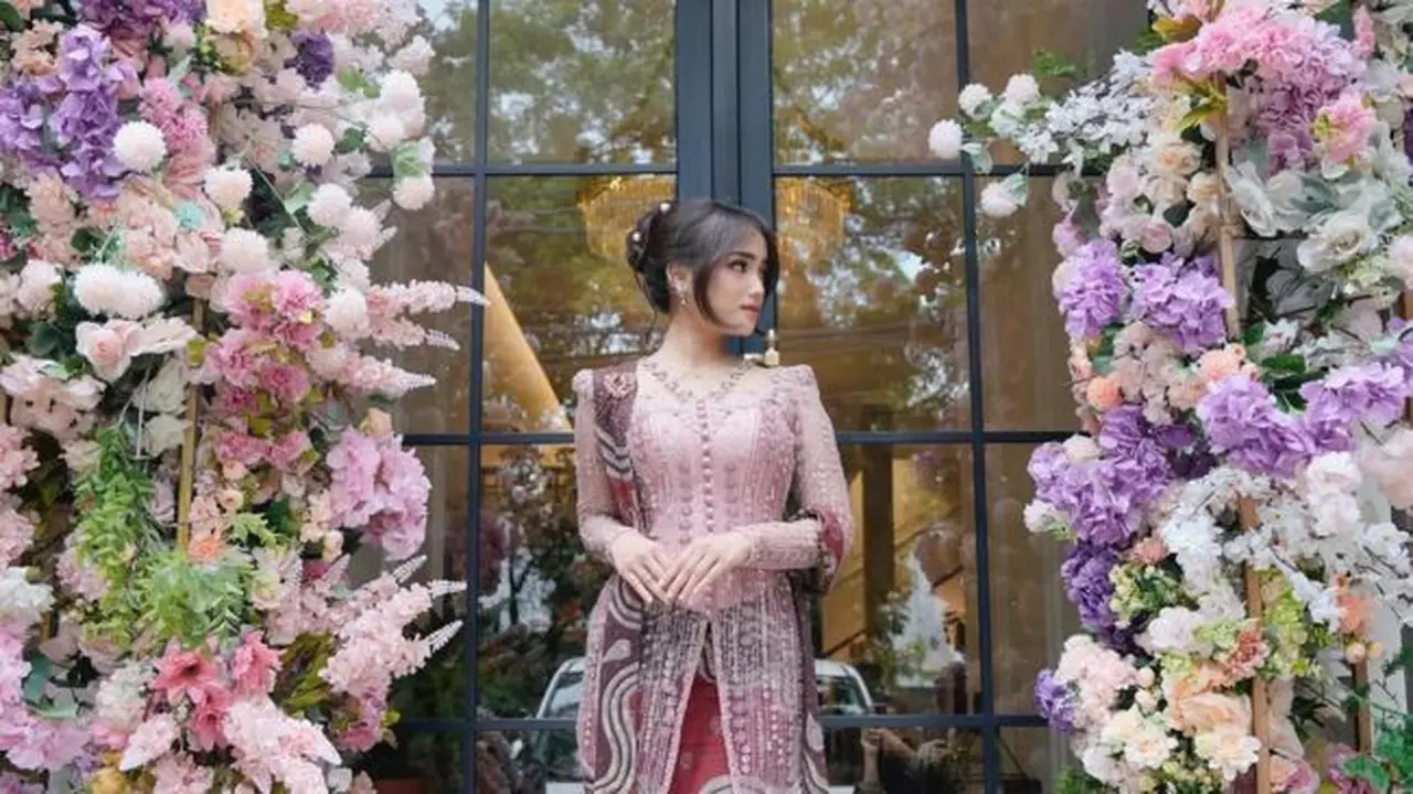 5 Potret Fuji Berbalut Kebaya di Acara Tunangan Frans Faisal Sang Kakak, Elegan Sampai Panen ...