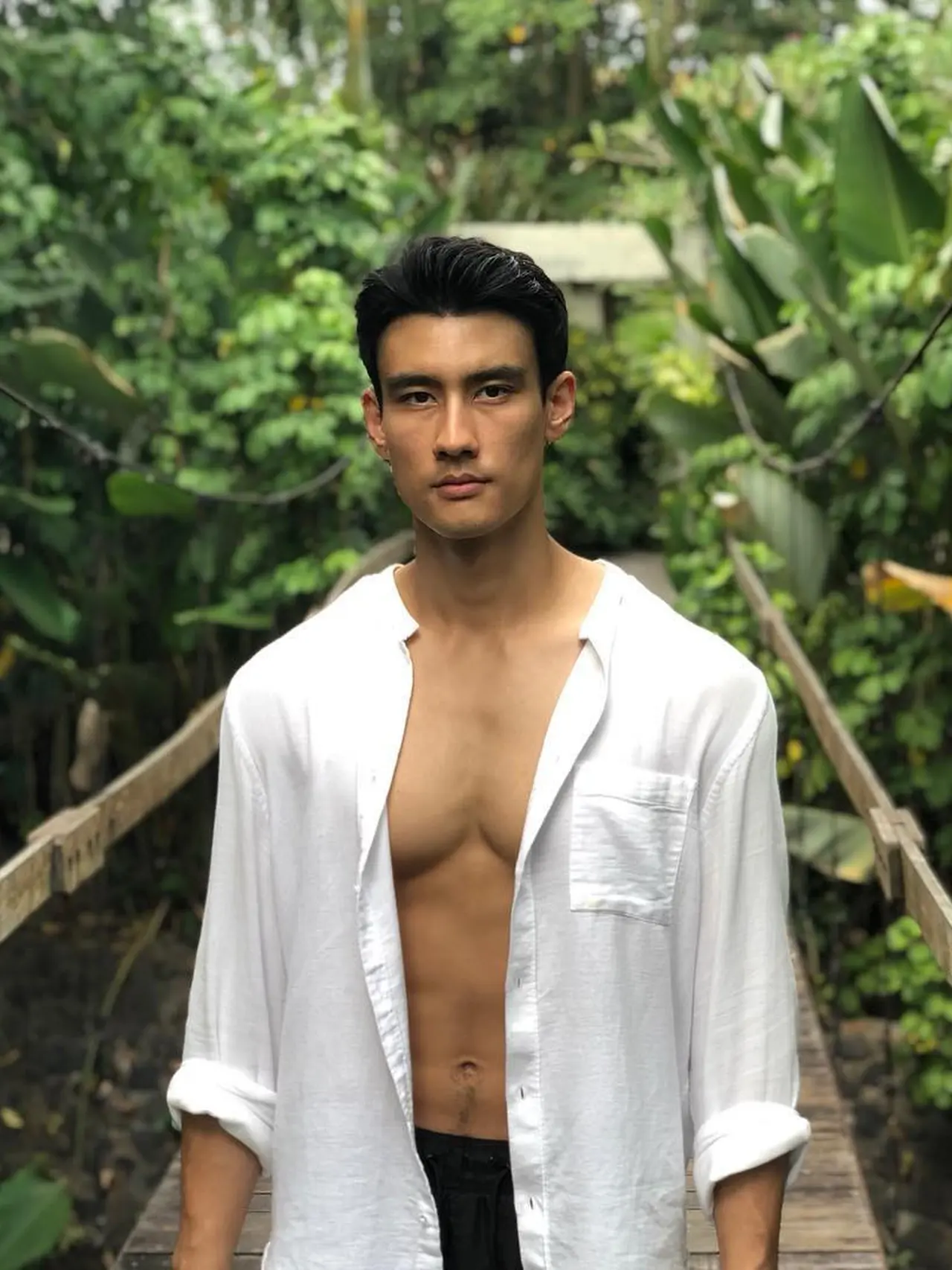 Alex Landi Pamer Dada Bidang Saat Liburan di Bali - Lifestyle Liputan6.com