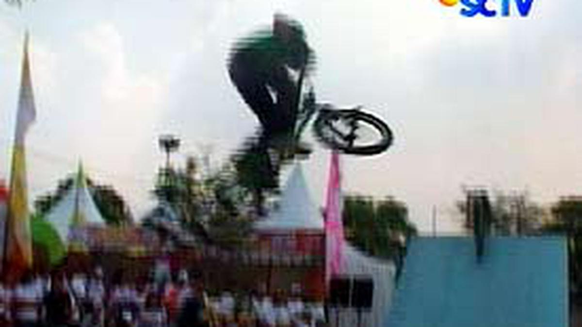 Aksi Akrobatik Pengendara Sepeda BMX - News Liputan6.com