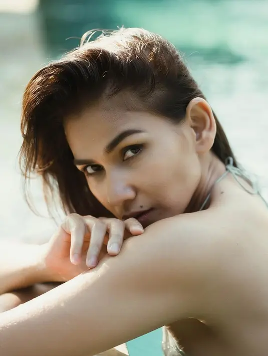 Potret Terbaru Nova Eliza di Usia 42 Tahun, Aura Seksinya Nggak Pernah Luntur - Foto Liputan6.com